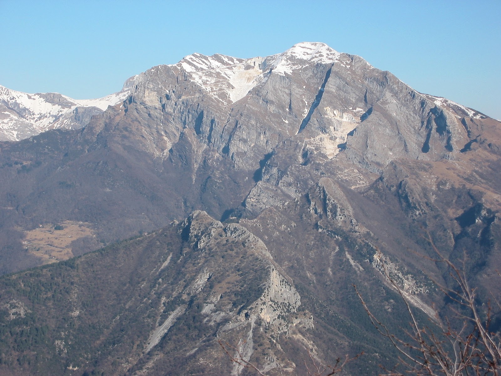 Scempio apuane: MONTE CORCHIA ANNI 50-60-GIORNI NOSTRI