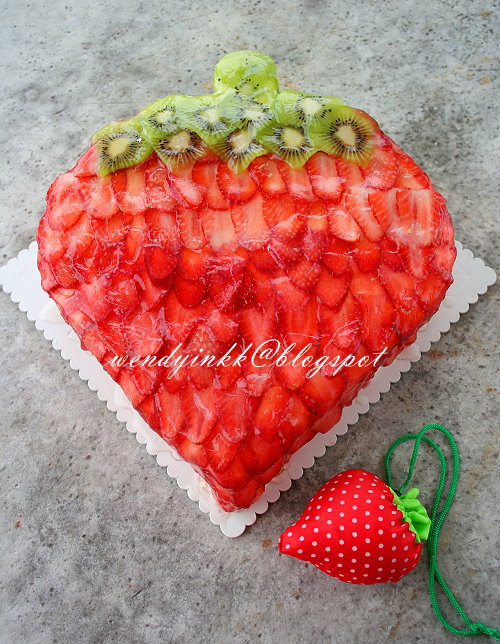 Table for 2.... or more: Strawberry Cake, literally - Kiddie Cakes #2