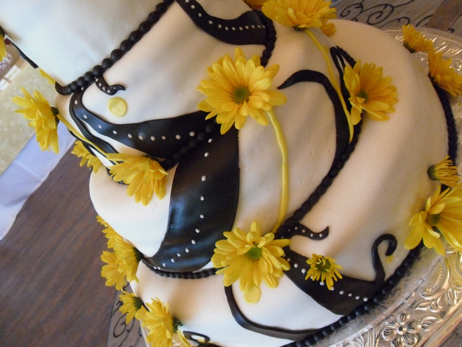 Cake Concepts by Cathy: Making an abstract design for a wedding cake...