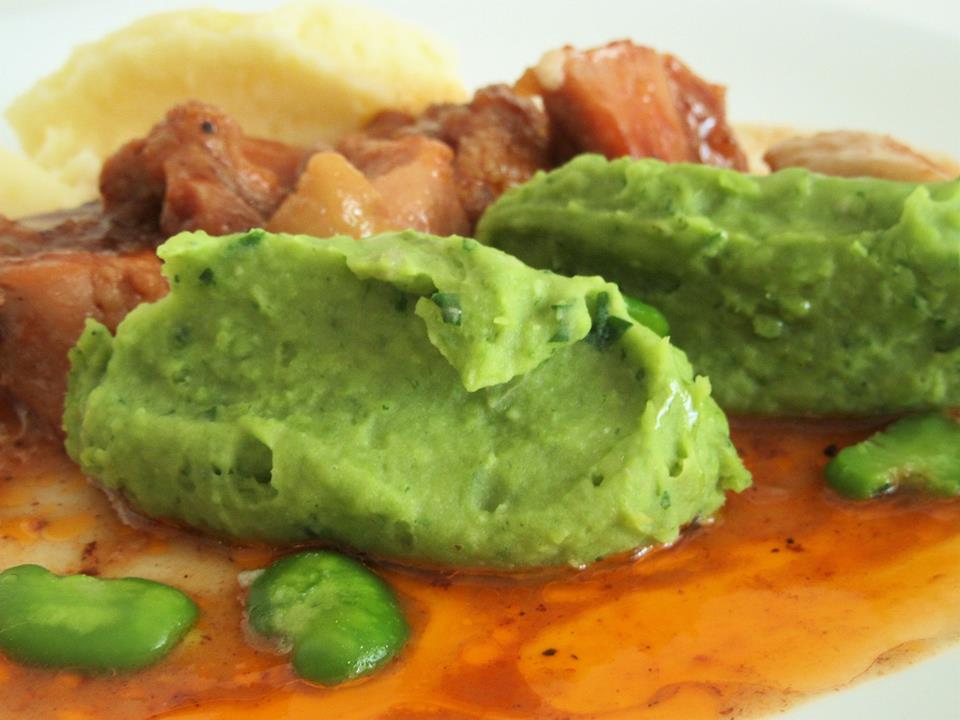 Pire od boba s piletinom na gulaš / Broad bean puree with chicken goulash