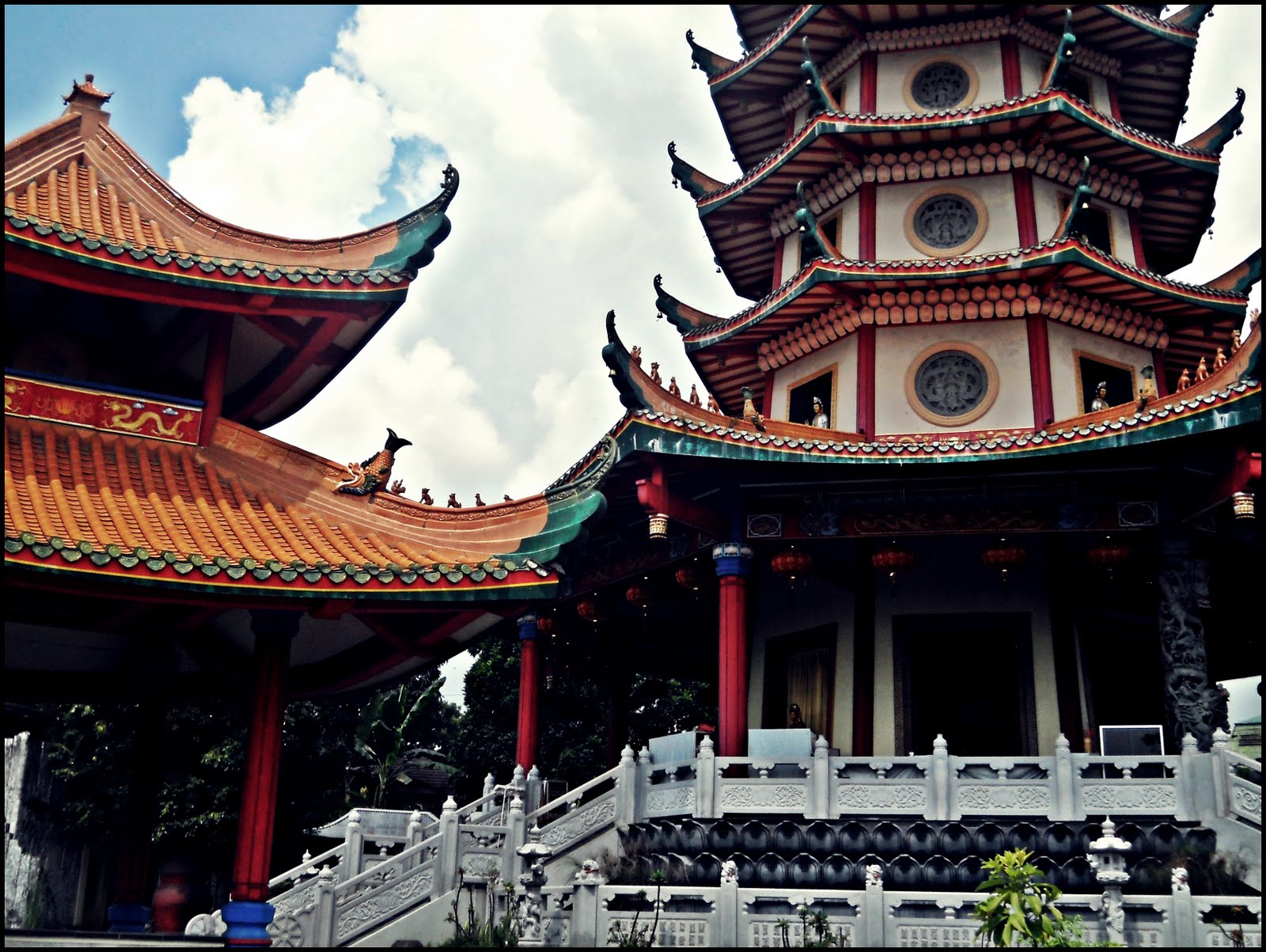 photograph tiiatikka: pagoda avalokitesvara buddhagaya watugong semarang