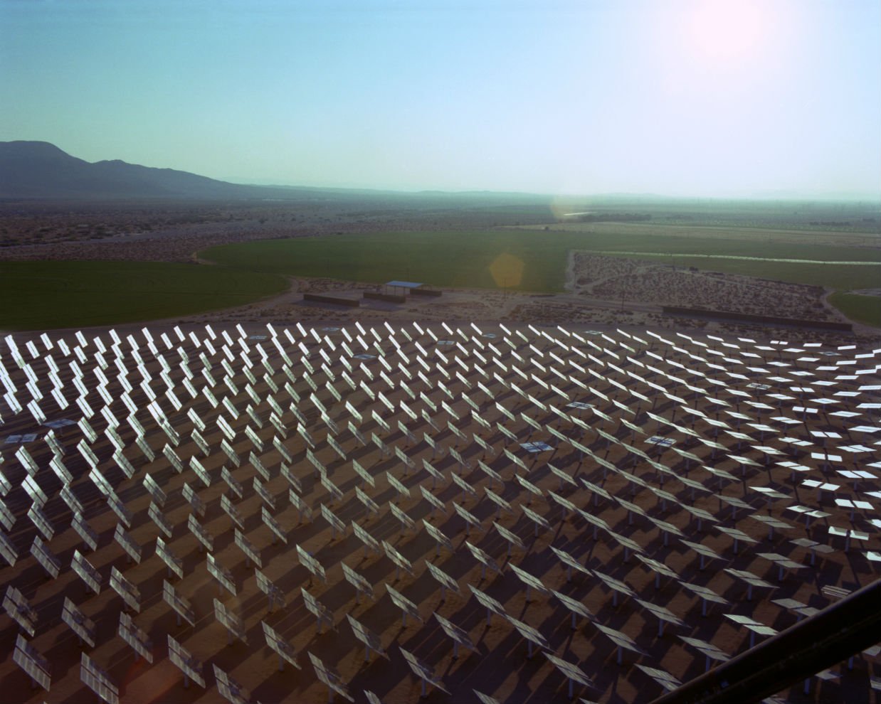 Think Green!! Pembangkit Listrik Tenaga Matahari Pertama Di Indonesia ...