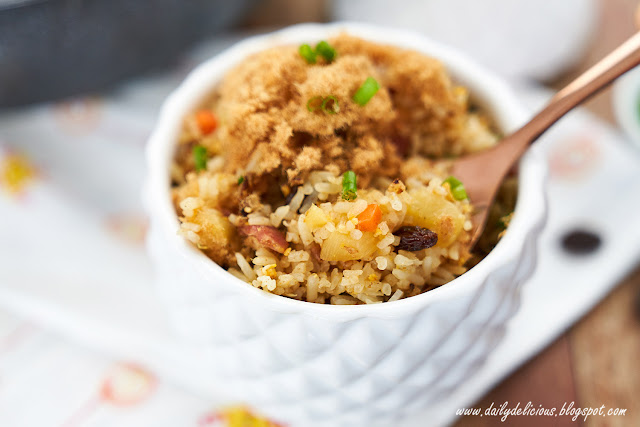 dailydelicious thai: Pineapple fried rice: savoury and sweet fried rice