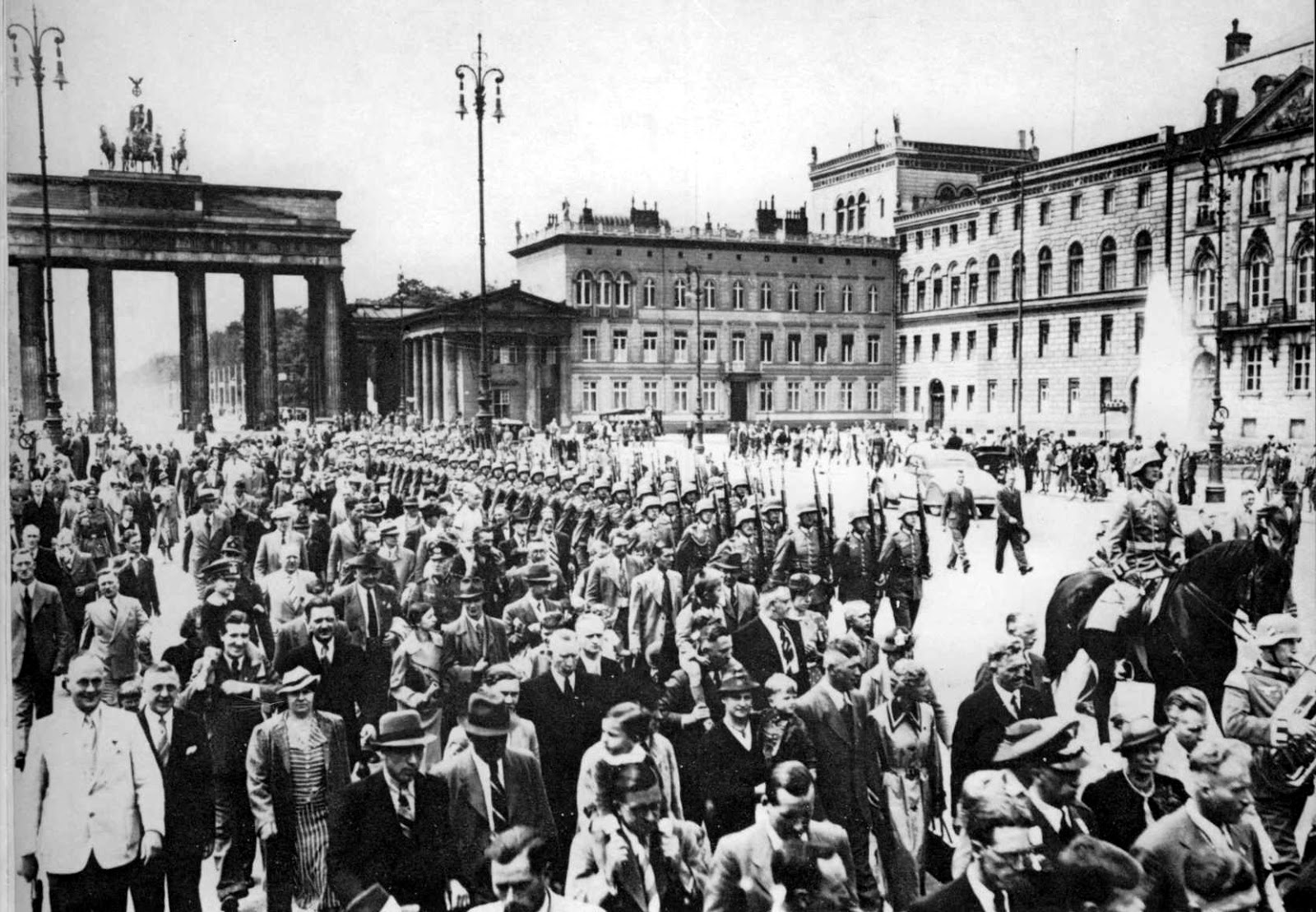 NAZI JERMAN: Foto Gerbang Brandenburg (Brandenburg Gate/Brandenburger Tor)