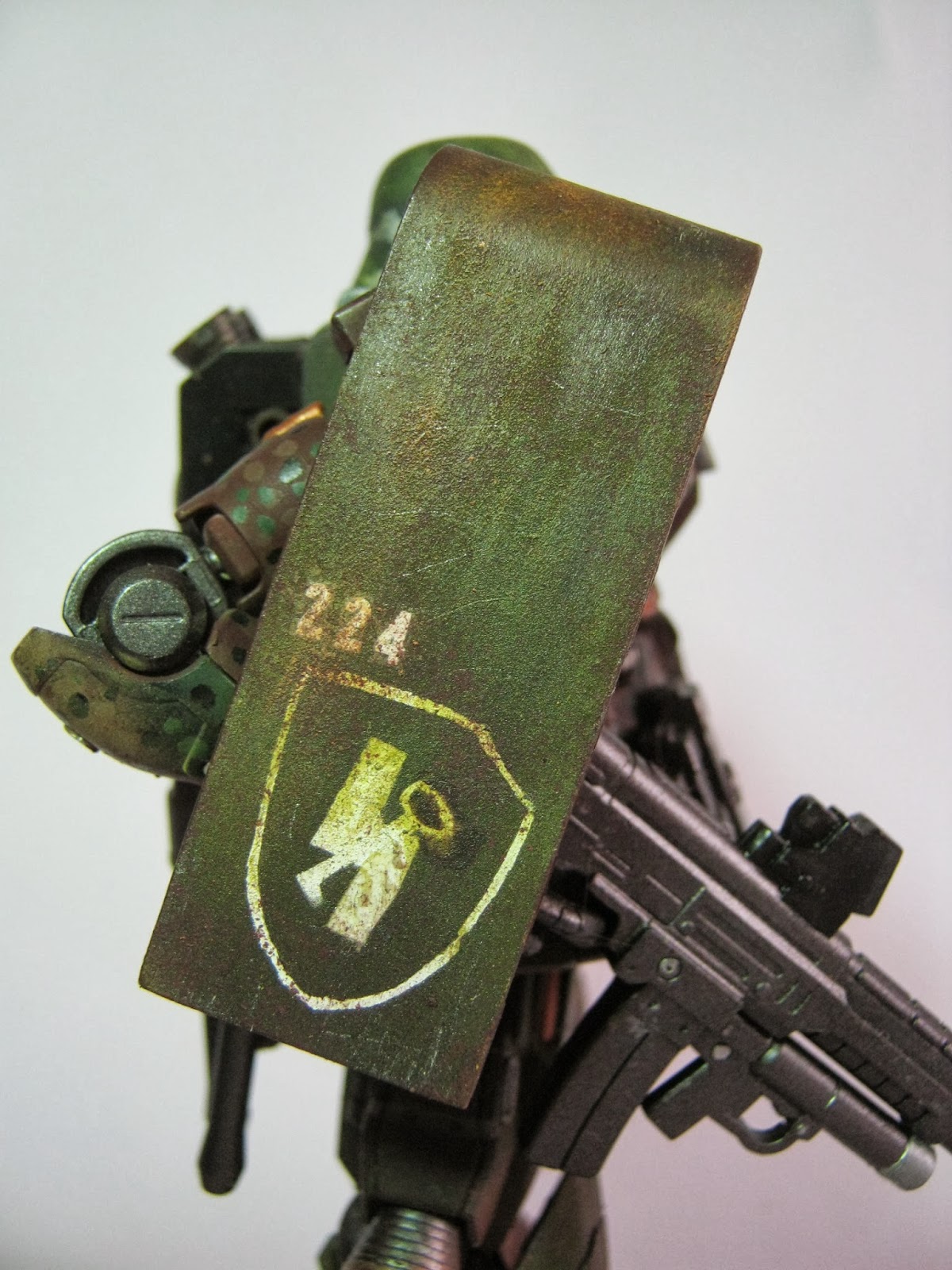 Blues Modeller: AMS-129 GEARA ZULU Custom with SS flecktarn camo.