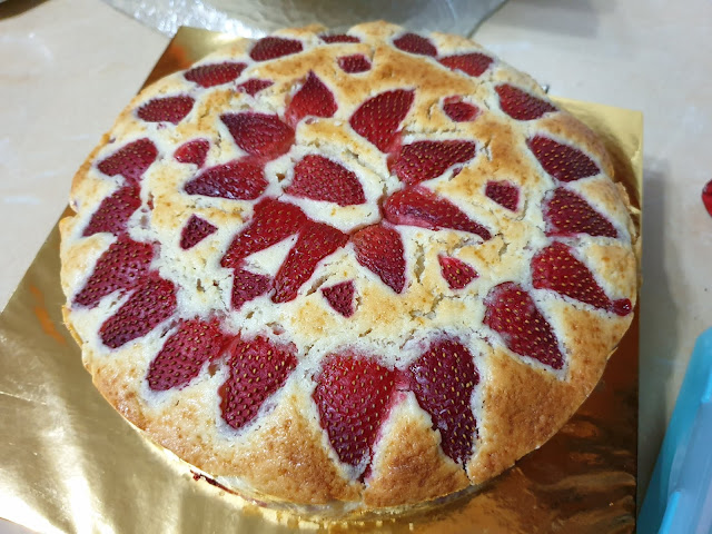 ZULFAZA LOVES COOKING: Easy strawberry cake with strawberry sauce: Kek ...