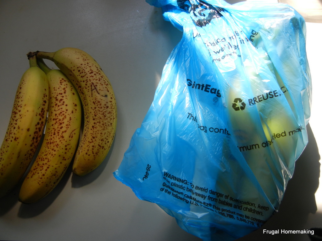 Frugal Homemaking: Bag It! {Tip to Extend the Life of Bananas}