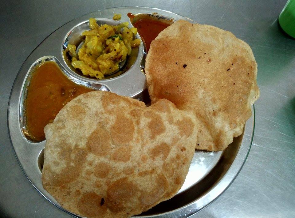 Niya's World: Dosa, Puri, Idli, Dal vada & Coffee @ Banana Leaf ...