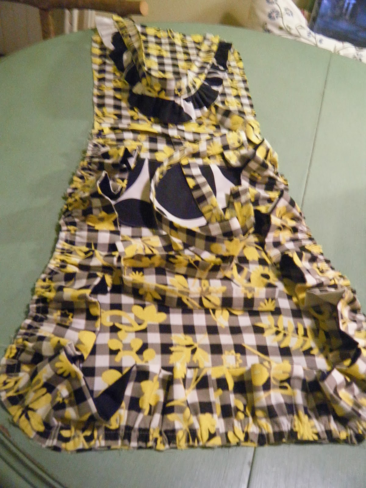 Home Sewn, Home Made, Home Grown: Frilly pinny...go retro!