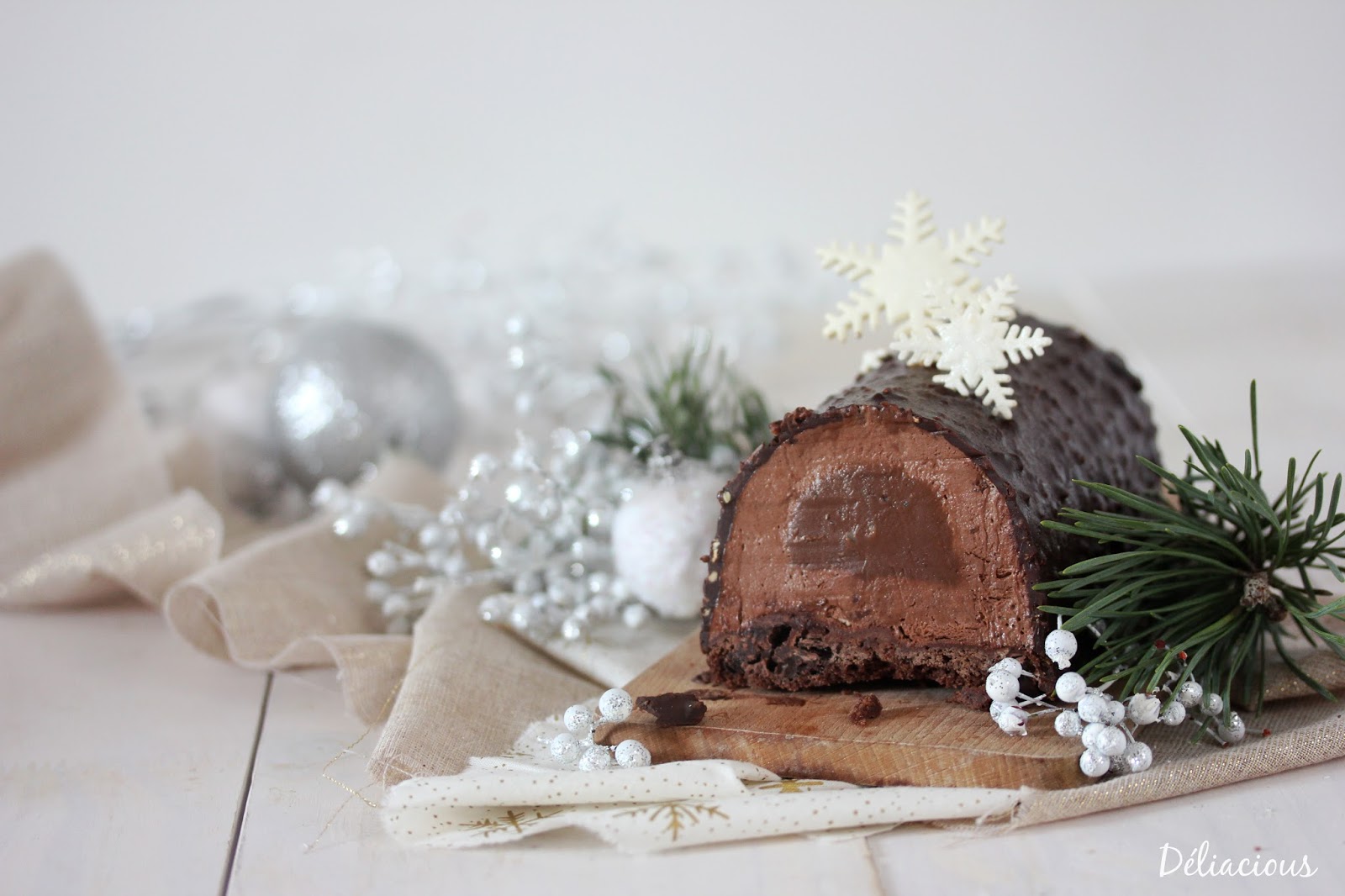 Bûche rocher : Mousse chocolat, crémeux praliné et glaçage croquant ...