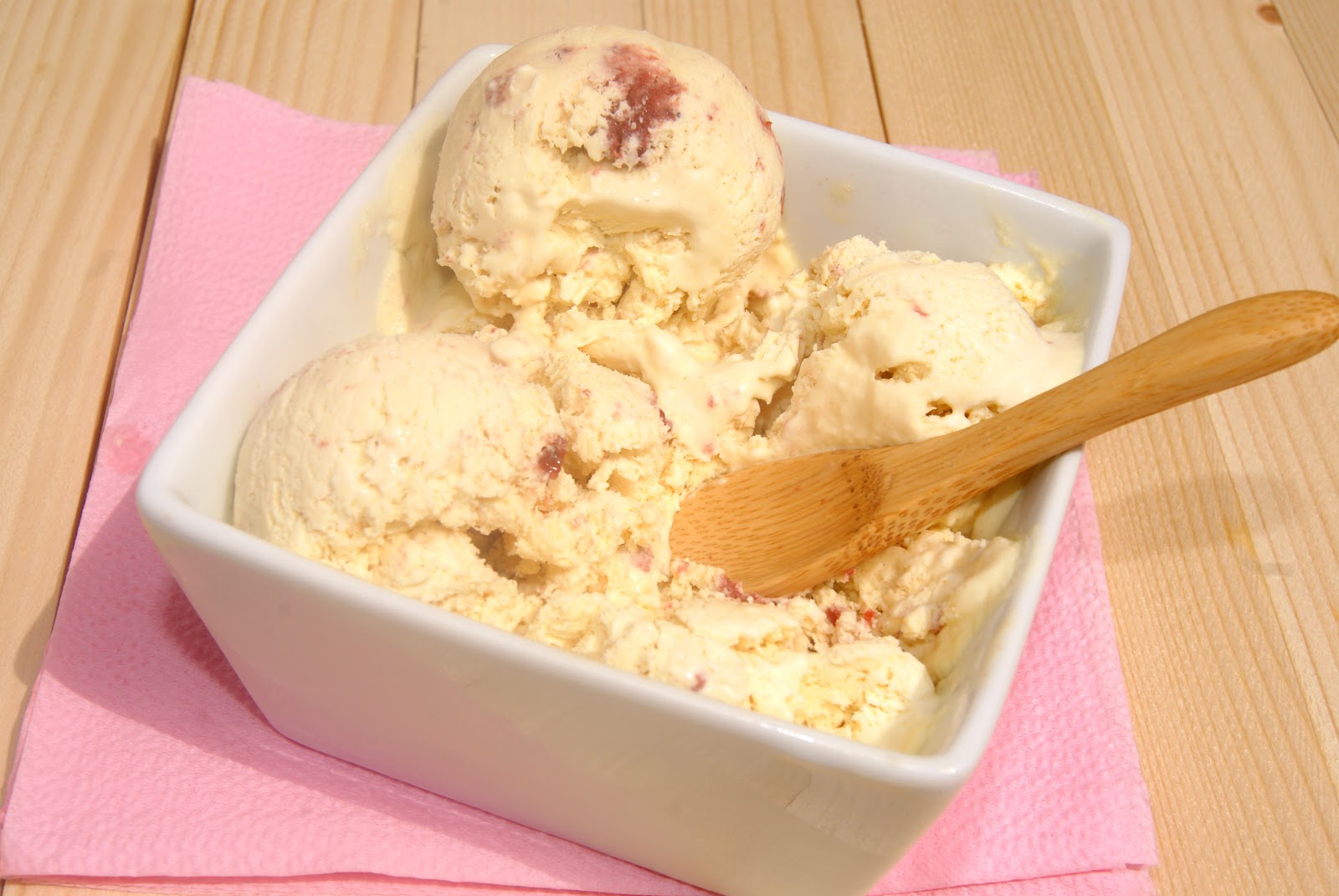 El pato de chocolate: Helado de vainilla con grosellas