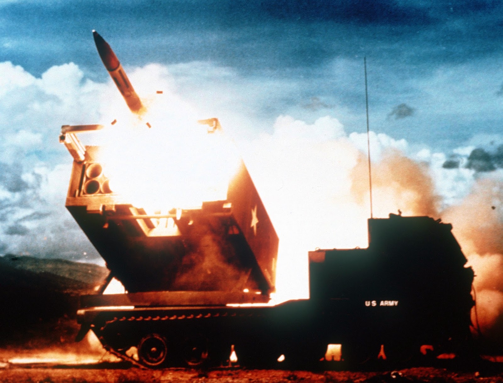 JIPES E FORAS DE ESTRADA: VOUGHT M-270 MLRS