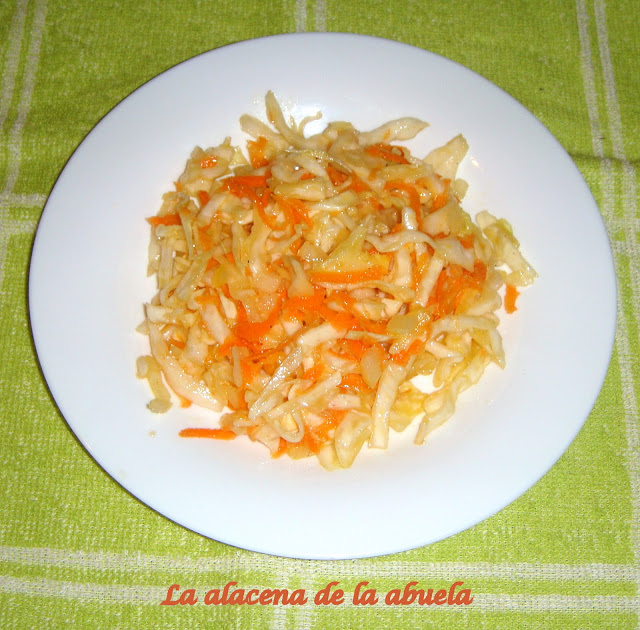 La alacena de la abuela Carmen: ENSALADA DE REPOLLO CON ZANAHORIA