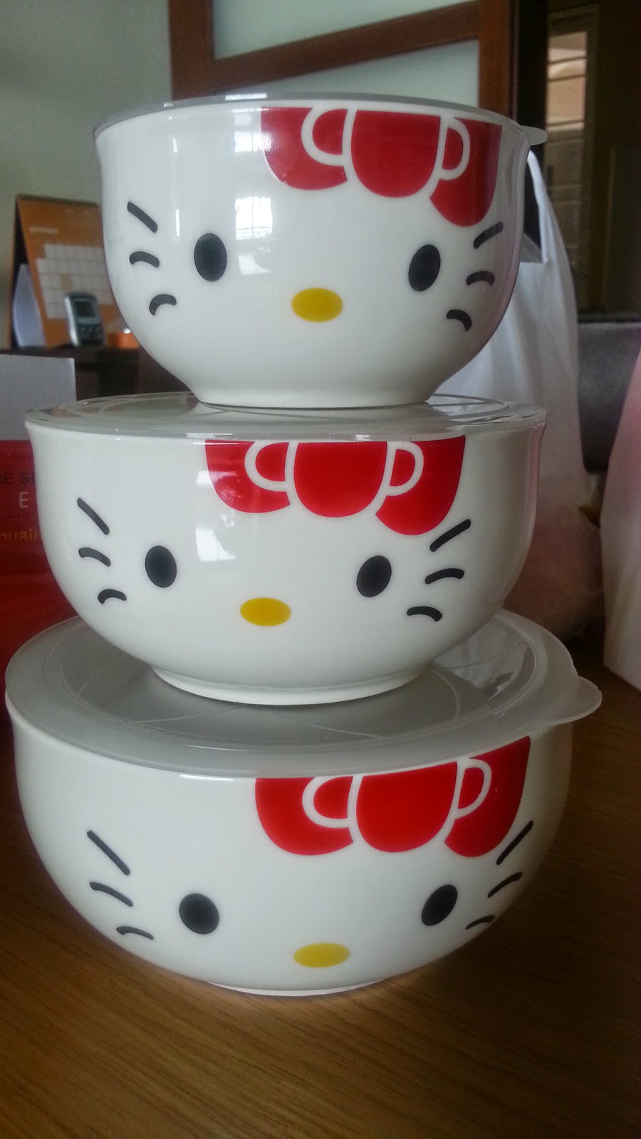 Linda Travelogue: Collection #18: Hello Kitty Bowls with lid
