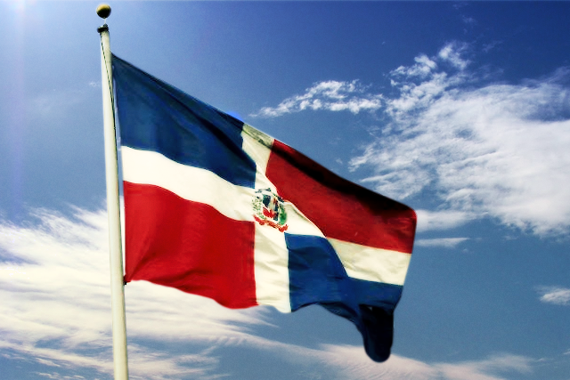 La Bandera dominicana "Hermosa Bandera Tricolor"