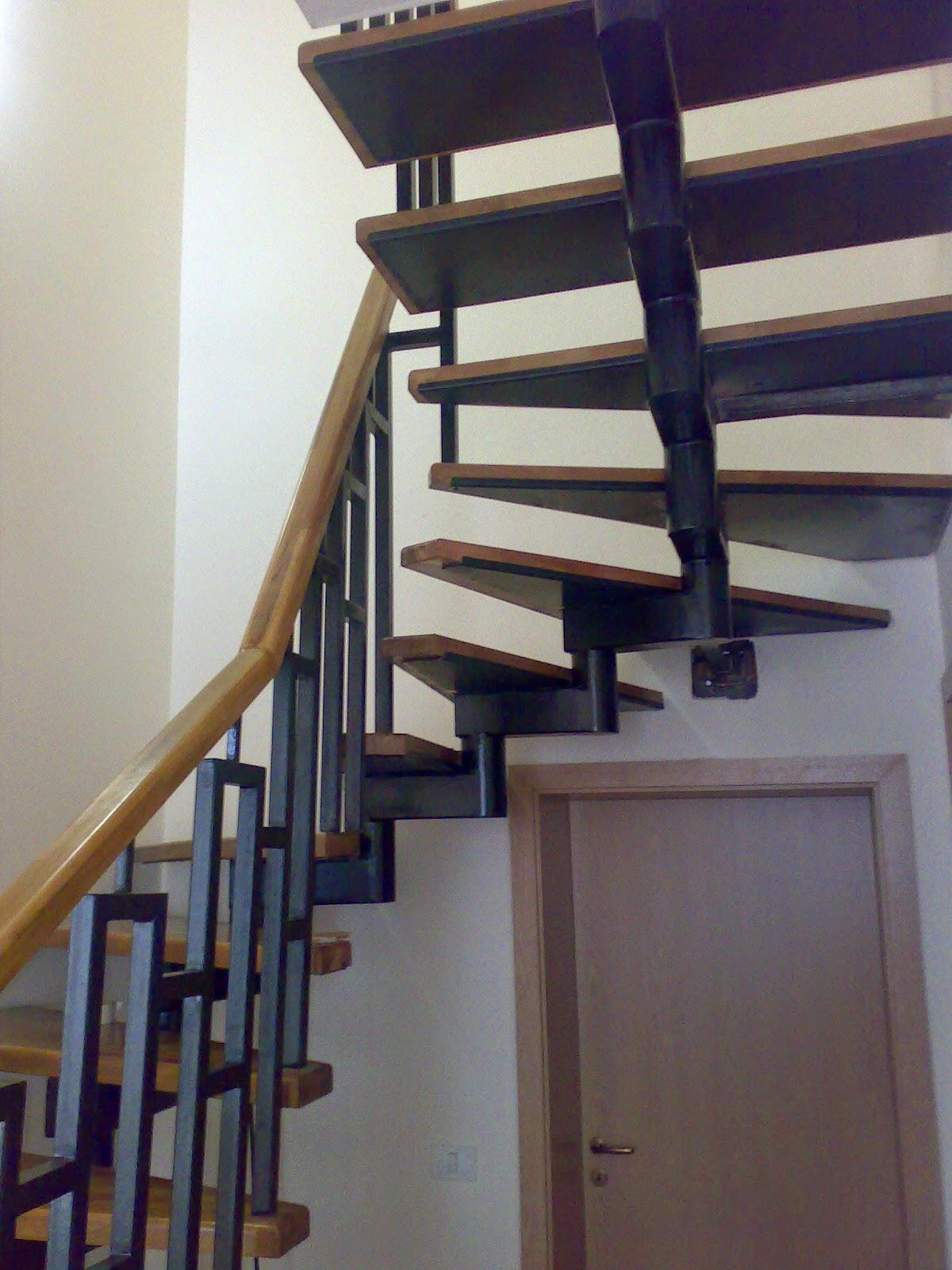 scari interior: Scari moderne cu trepte din lemn masiv