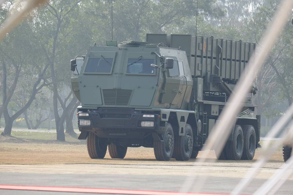 THAIDEFENSE-NEWS: กองทัพบกรับมอบ จรวดหลายลำกล้อง DTI-1G แบบนำวิถี