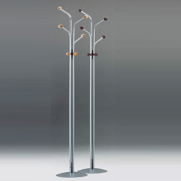 Percheros Modernos: Tres percheros modernos con orden