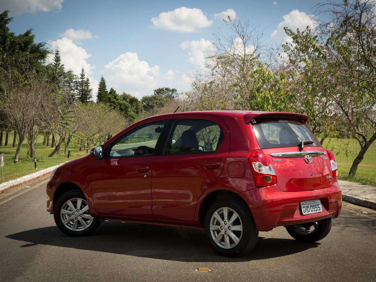 Novo Onix 2017 x Toyota Etios - automáticos: comparativo