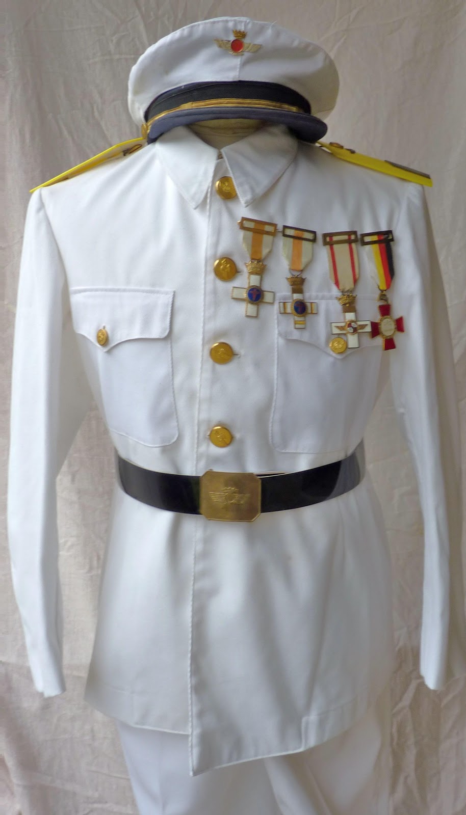MUSEO AVIACIÓN MILITAR ESPAÑOLA: BRIGADA CON UNIFORME BLANCO M-66
