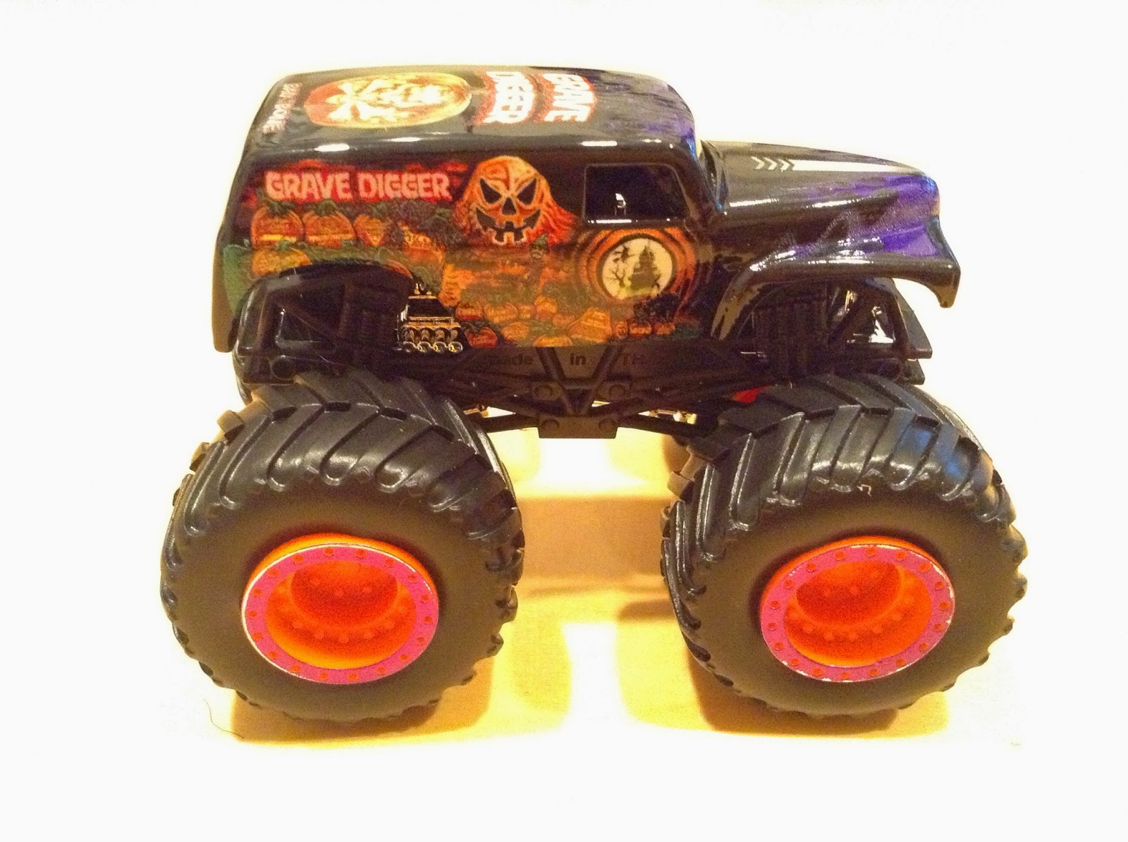 JULIAN'S HOT WHEELS BLOG: 2014 Limited Edition Halloween Grave Digger ...