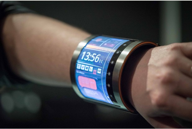 FlexEnable's flexible display can be wrapped around your wrist ...