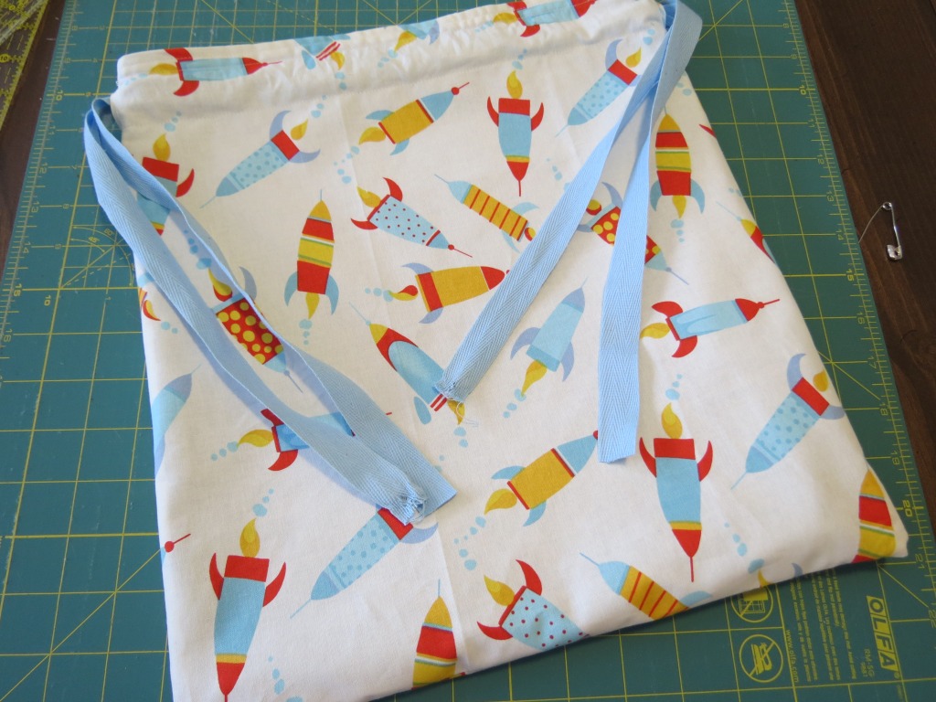 Sweet Bee Buzzings: Totetorial: Lined Drawstring Backpack