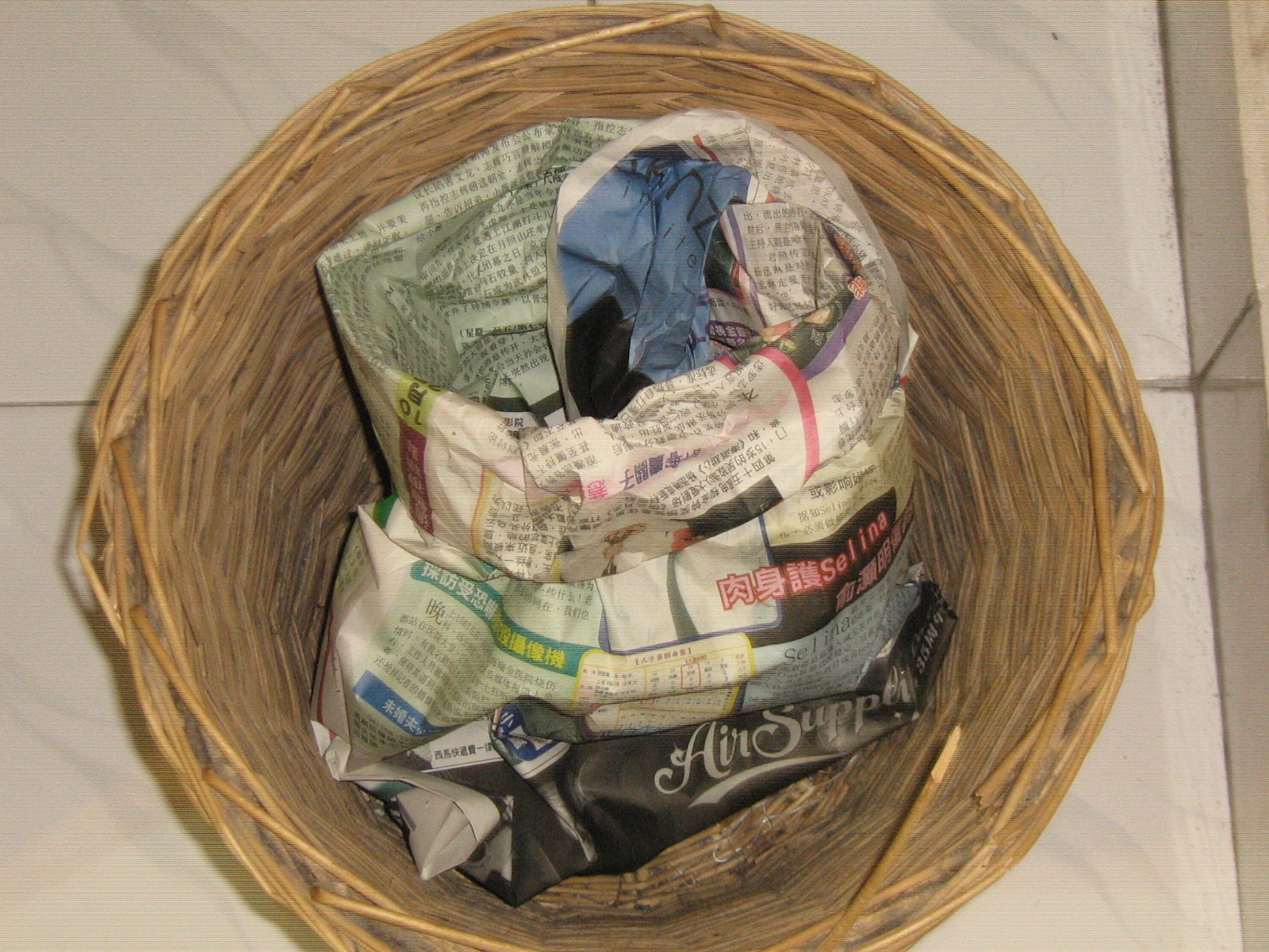 Anything handmade....: Green Idea 2 - Lining waste paper bin with Newspaper