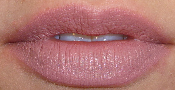 Does anyone have an idea what this lip colour might be? : r/MakeupAddiction