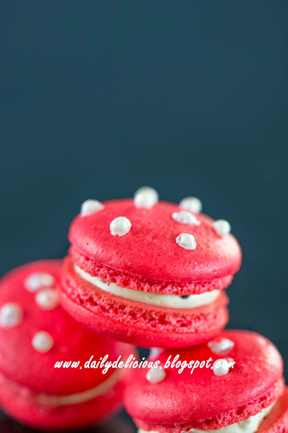 dailydelicious: Red berry Macarons