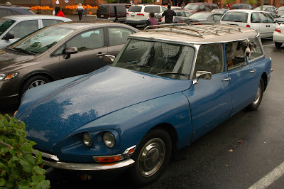 OLD PARKED CARS.: 1972 Citroën DS Safari.