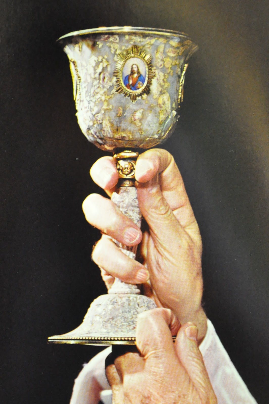 Orbis Catholicus Secundus: How to Hold the Chalice at the Elevation