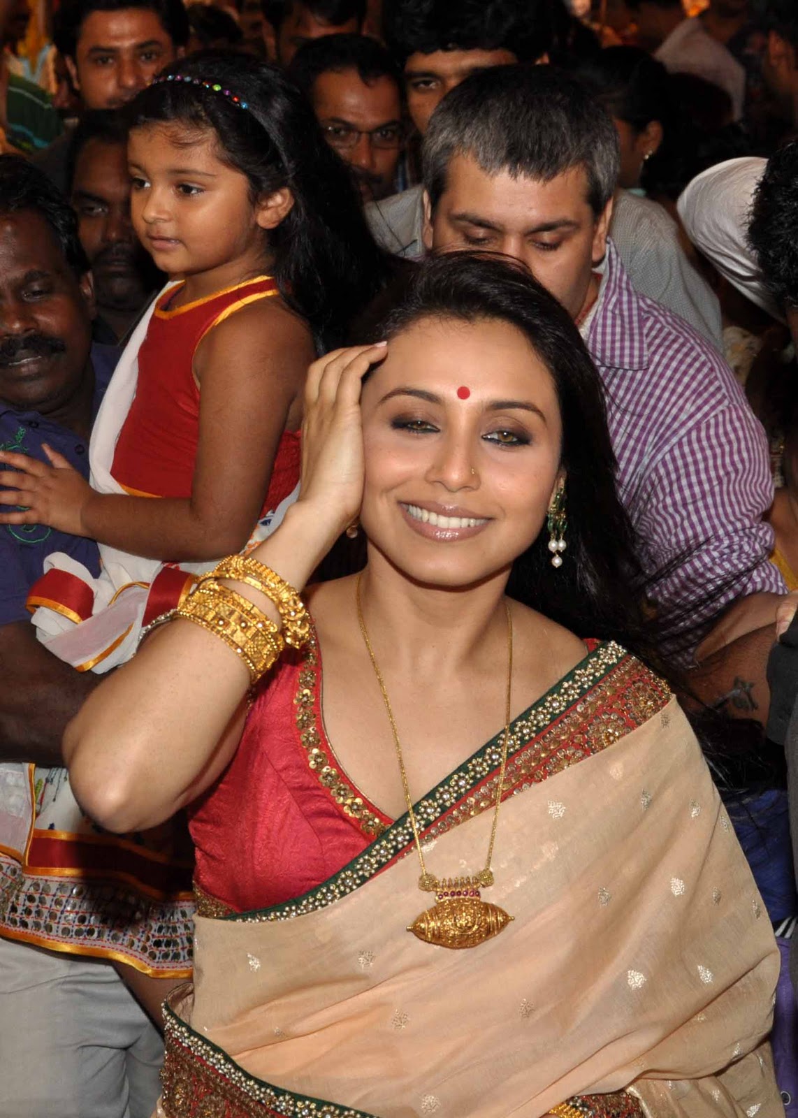 Rani Mukherjee & Kajol At Bombay Sarbojanin Durga Puja | South Wood Gallery
