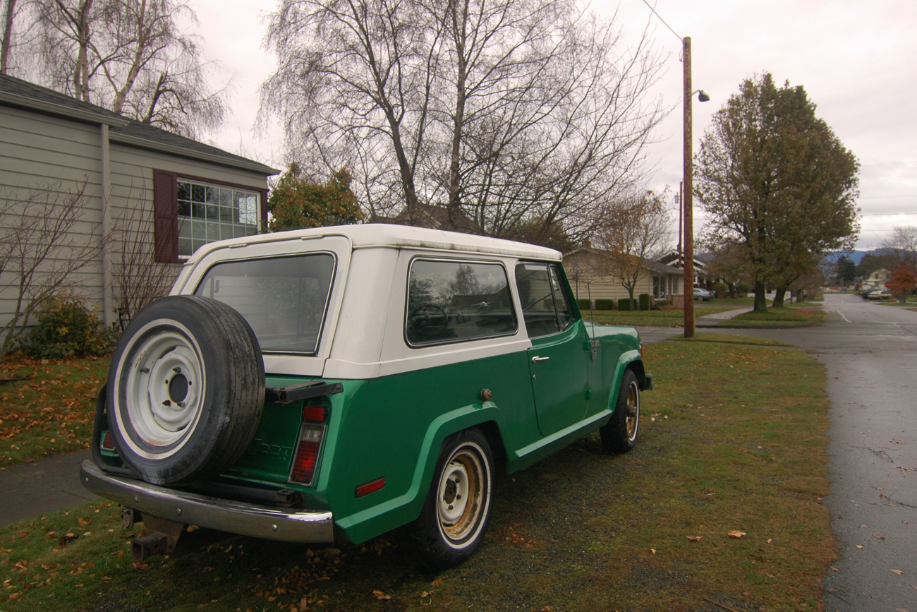 OLD PARKED CARS.: 1972 Jeep Commando.