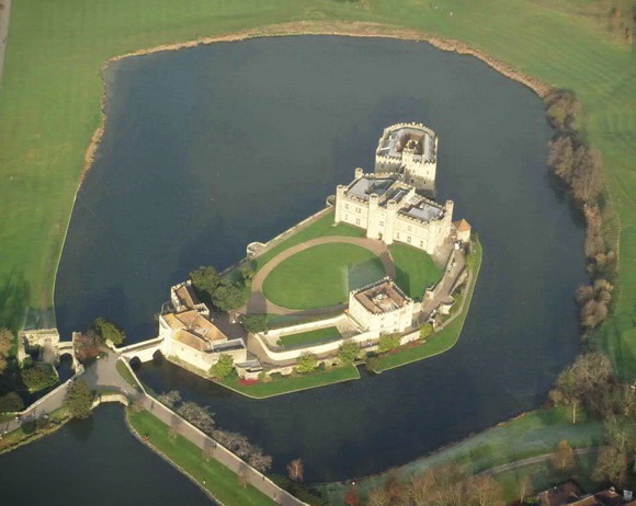 THE WORLD GEOGRAPHY: 12 Wonderful Water Castles