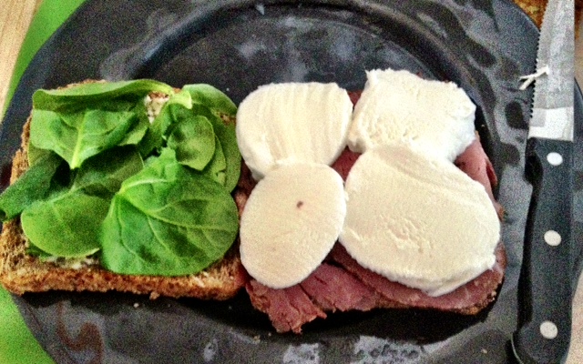 Dahlicious: Dahlicious Lunch: Roast Beef & Fresh Mozz Sando