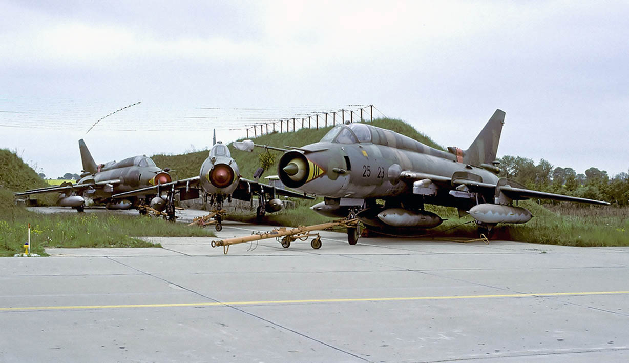 nhungdoicanh: Sukhoi Su-17M4 Fitter-K