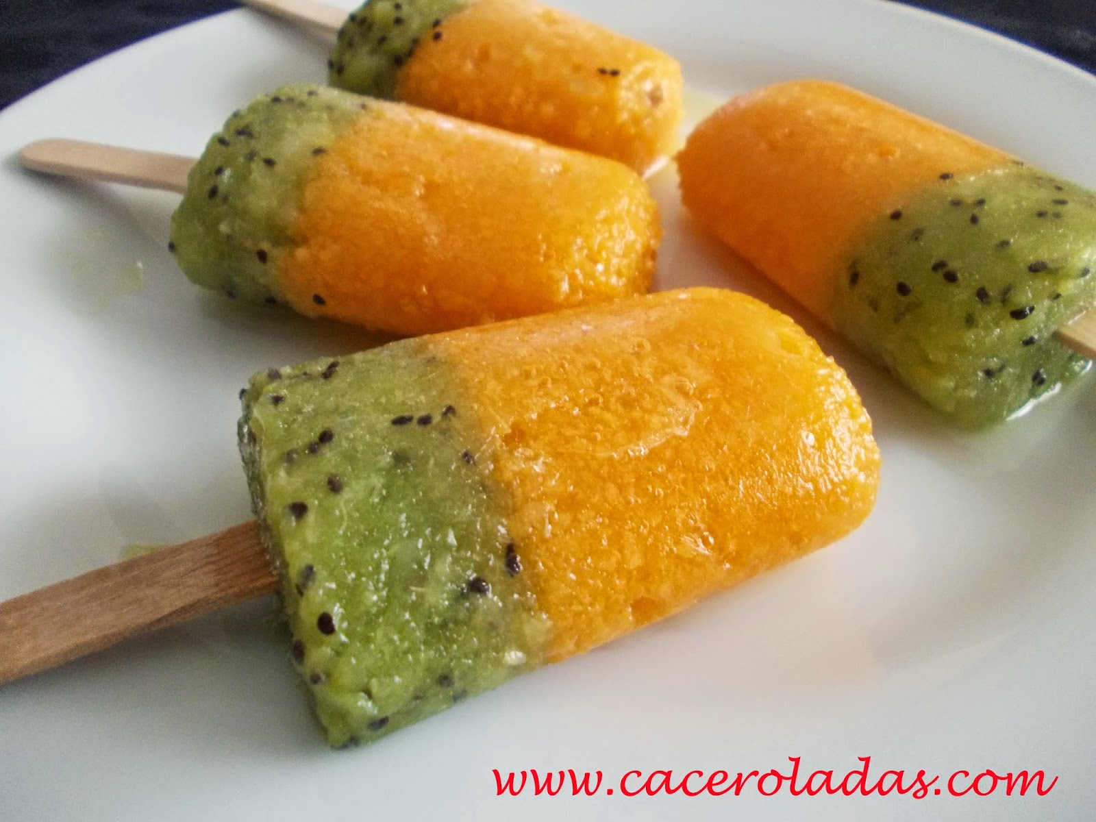 Polos o helados naturales de kiwi y melocotón | Caceroladas
