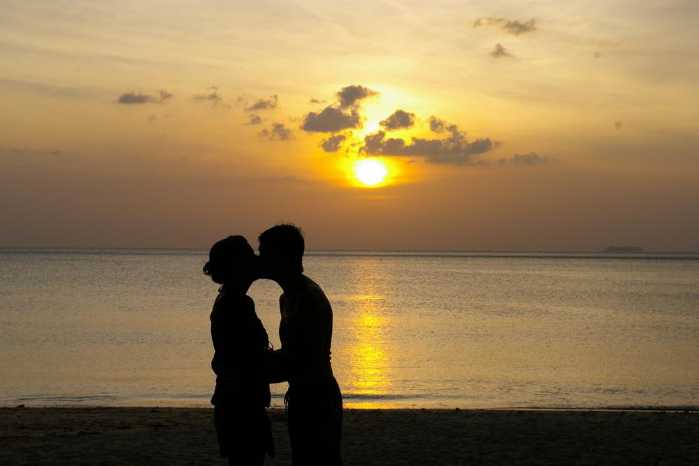 Manuel Altez: CADA ATARDECER. (POEMA Nº618)