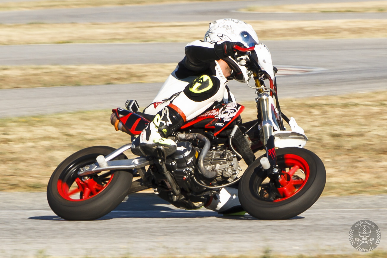 Cafe Racer Attitude: Pit Bike en circuito