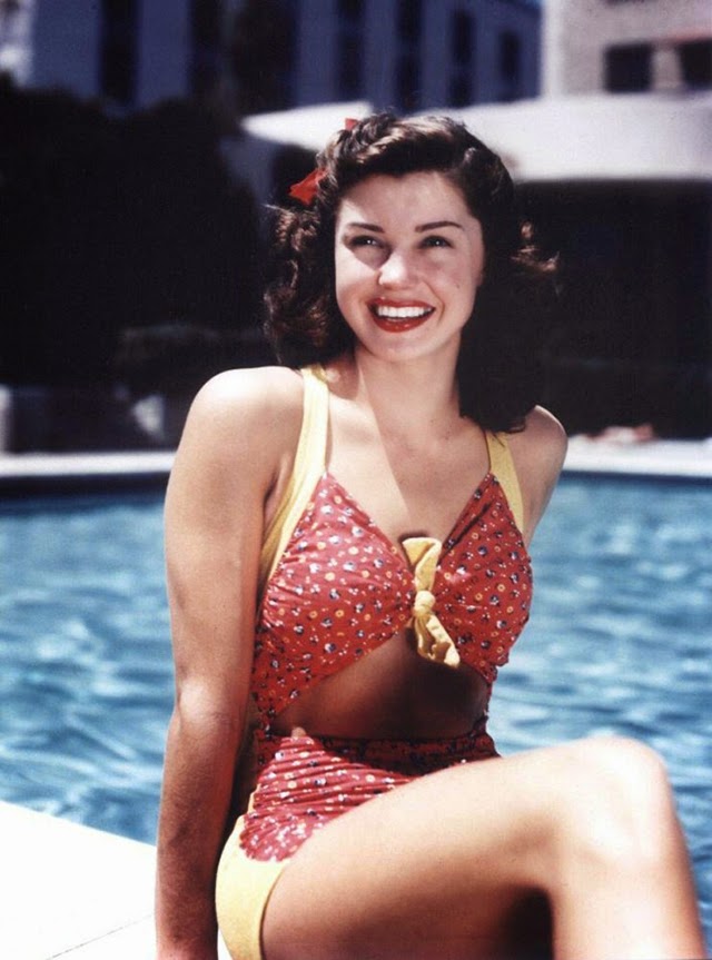 Beautiful Vintage Photos Of Esther Williams In Swimsuits From The 1940s