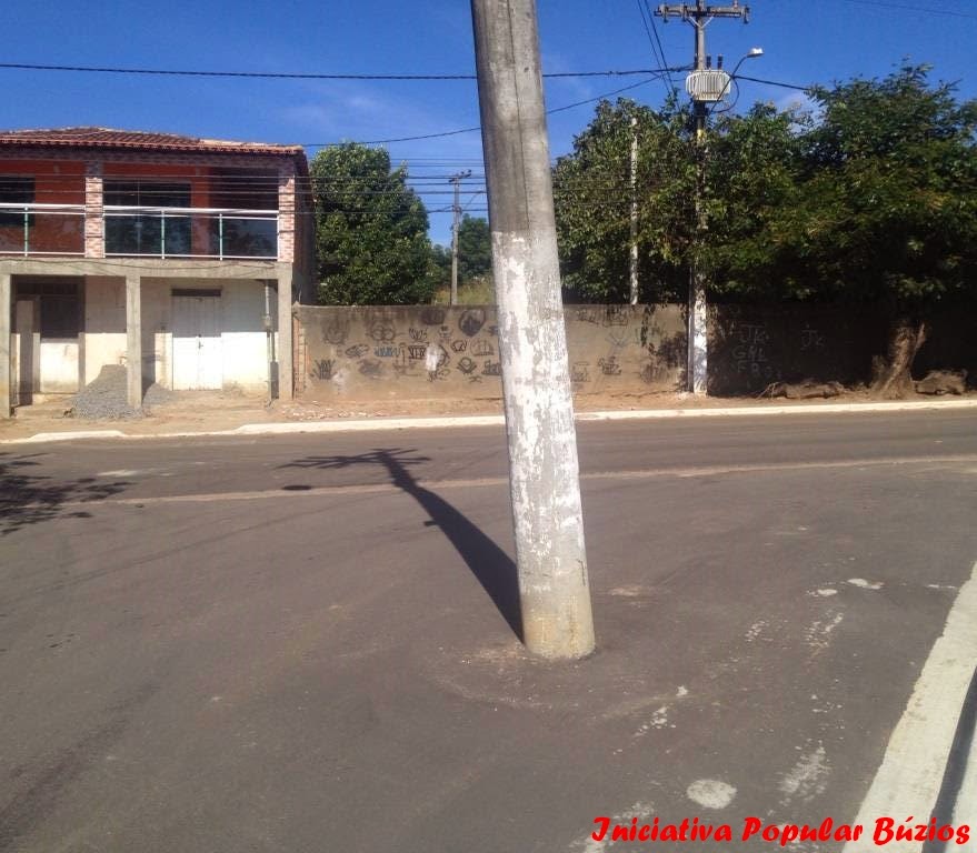 Tem coisas que só acontecem em Búzios: poste no meio da rua