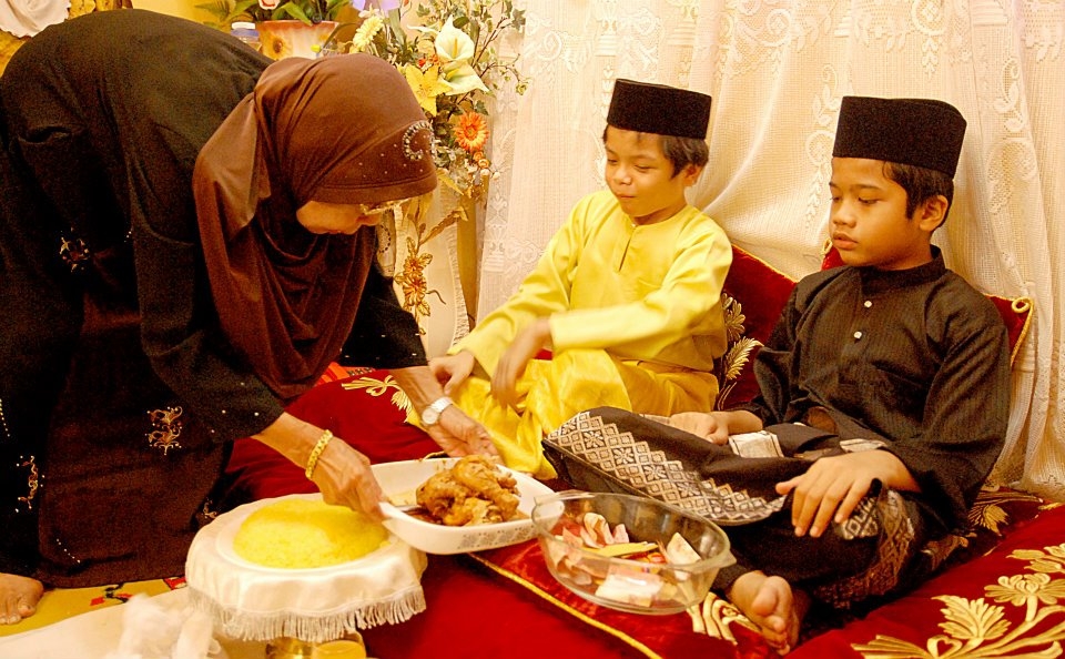 nina the mummy n the boys: 7. Sunat,sunat,sunat