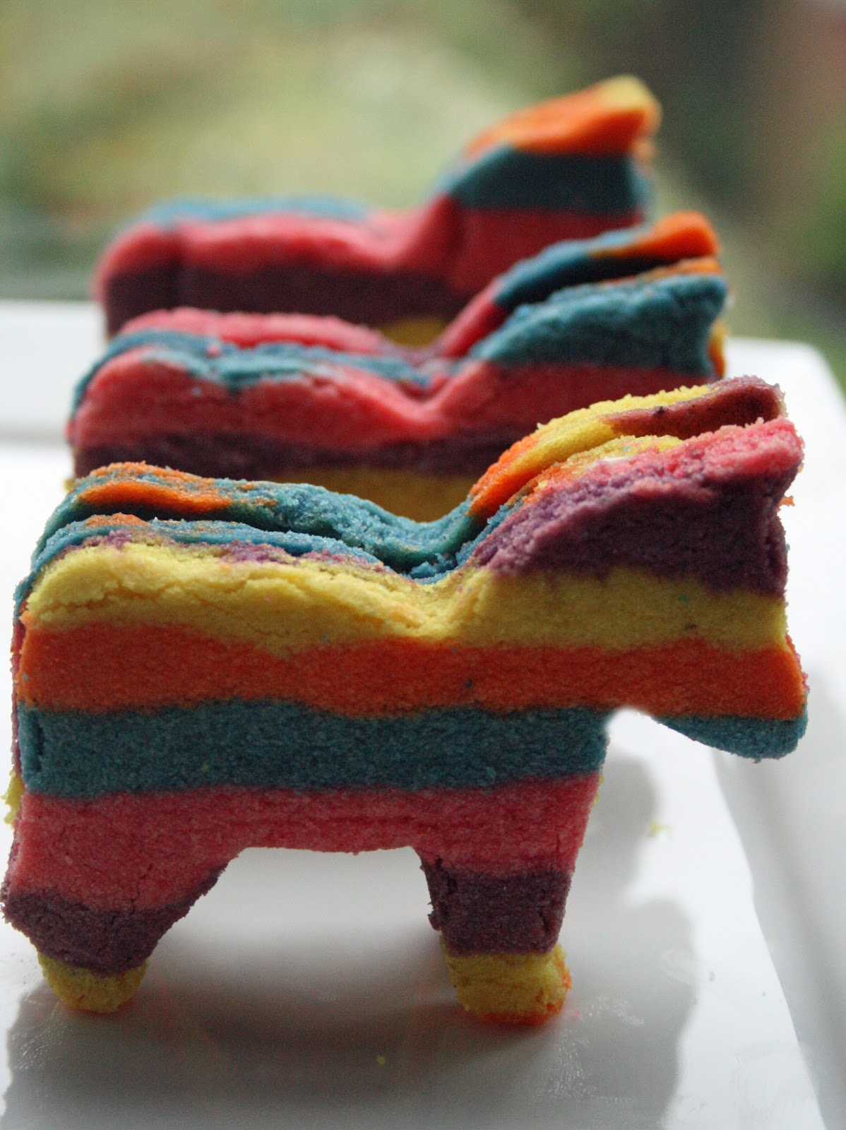 lauralovescakes...: Cinco de Mayo Pinata Cookies