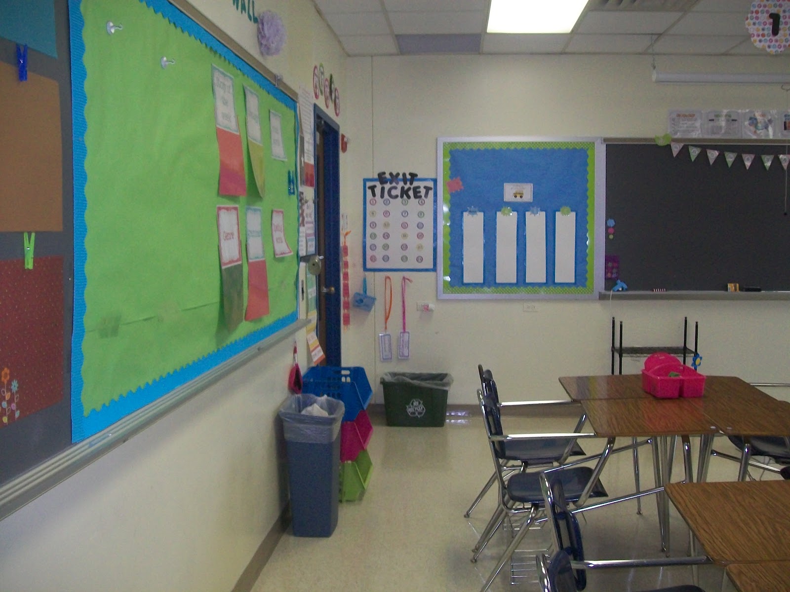 This Little Piggy Reads: I'm D-O-N-E. Pics of my finished classroom.