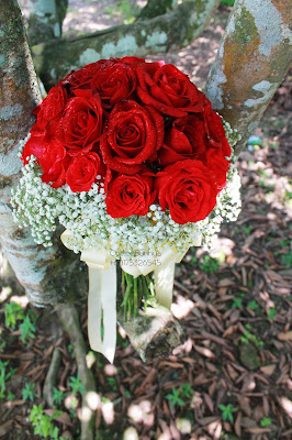 Bunga Tangan Rose / Bridal Bouquet Red Rose & Baby Breath ...