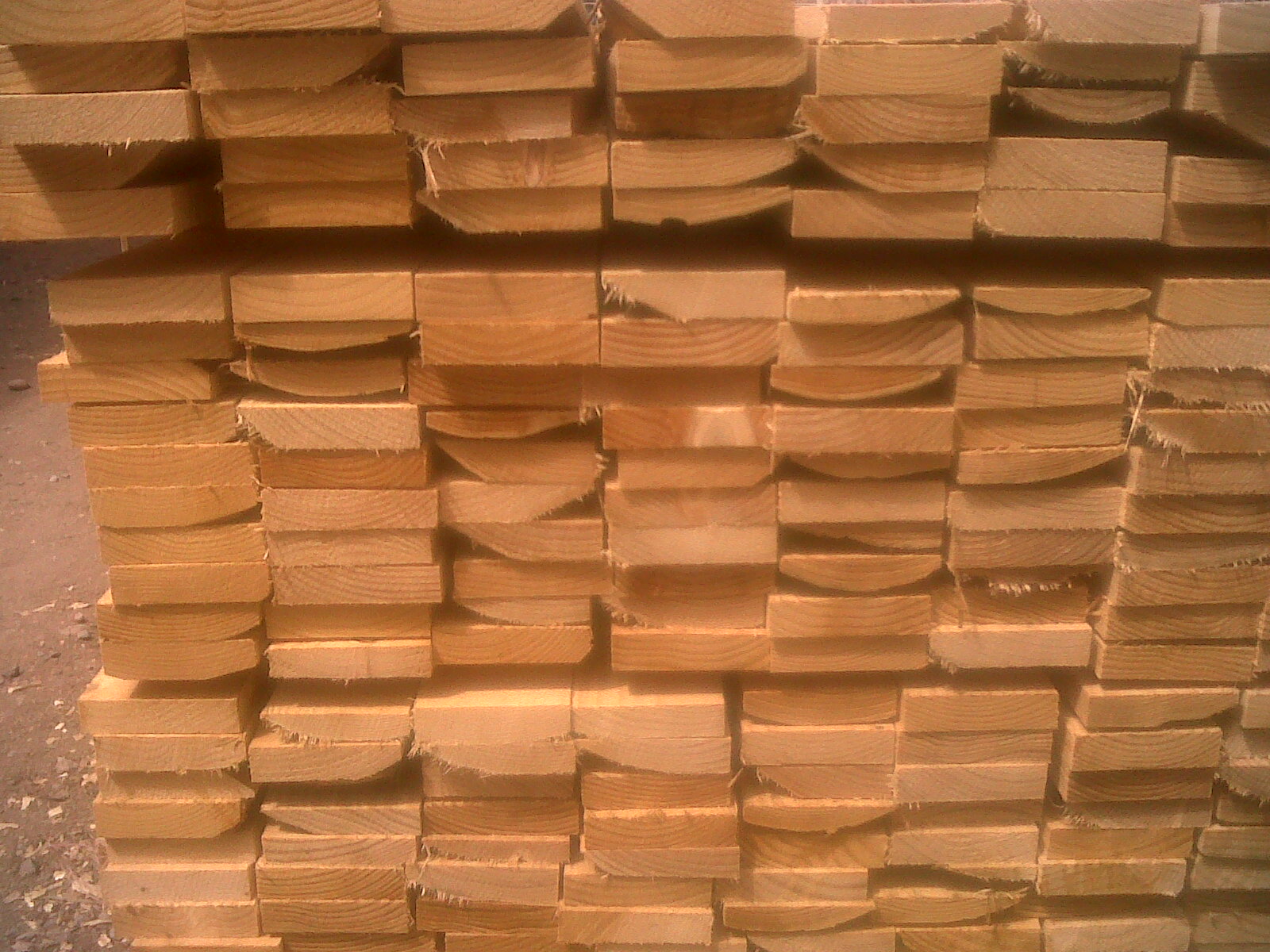 COMERCIAL RIO CAUTIN: PINO INSIGNE EN BRUTO Y CEPILLADA