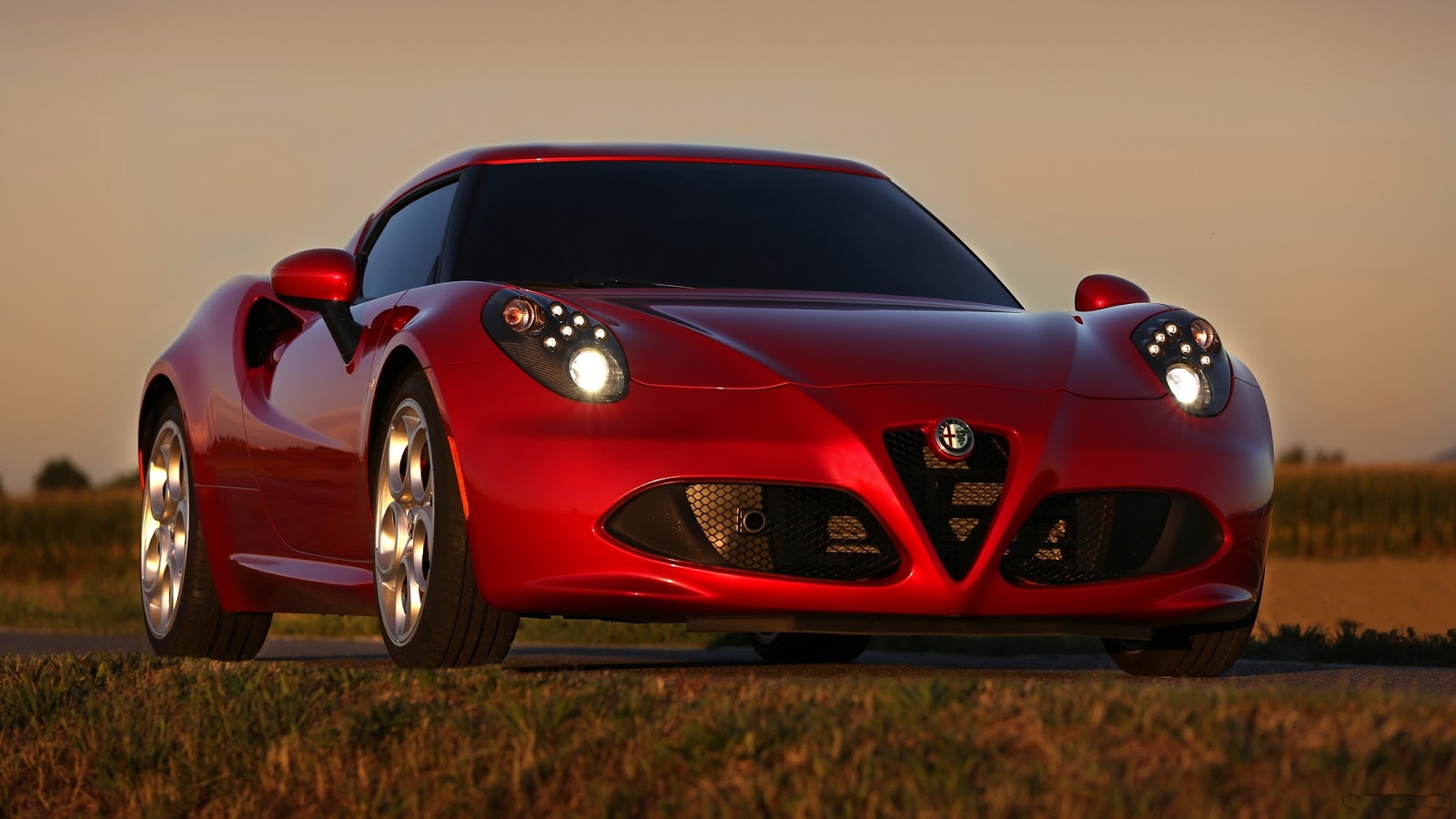 News Automobile: Battle - ALFA ROMEO 4C VS. LOTUS ELISE