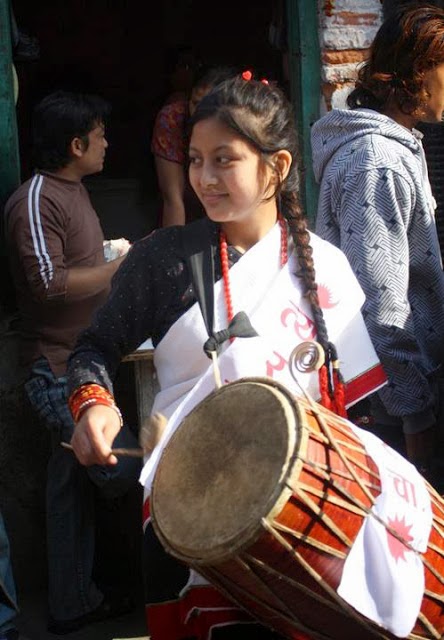 Newa Mirror: Newari beauty in tradational costumes