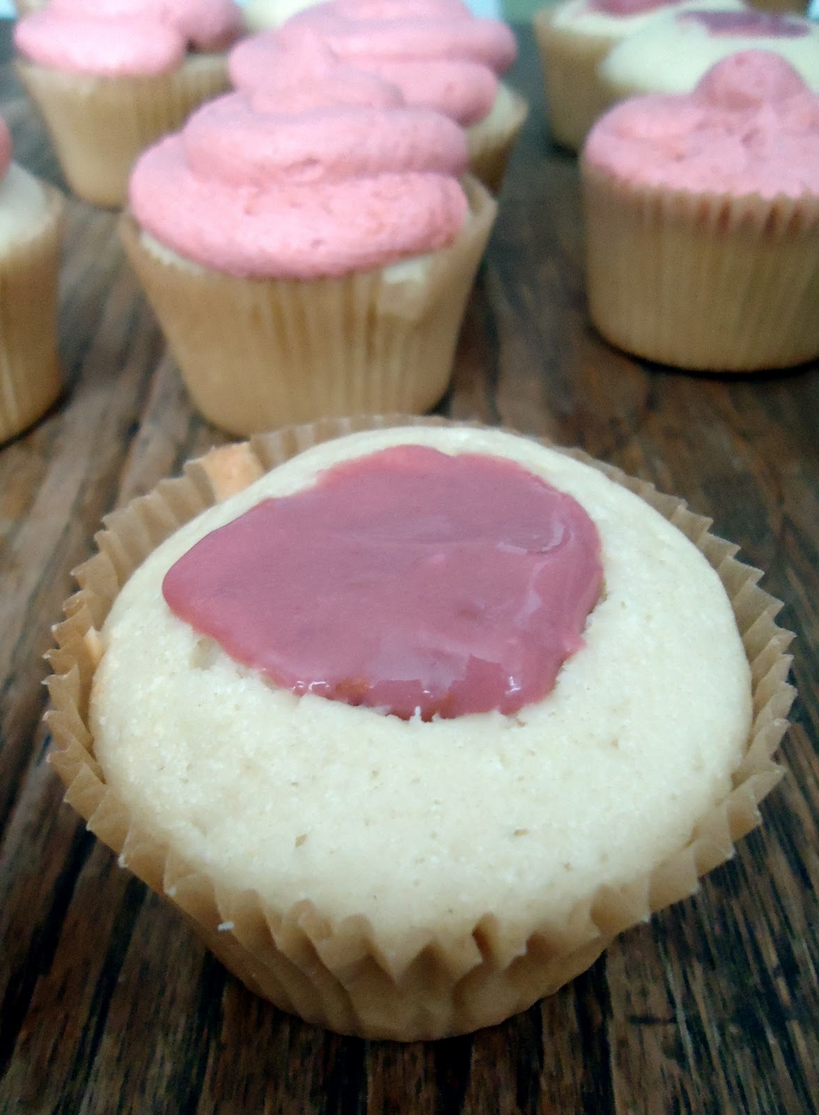 Eat, Run, Read: Cake of the Week: Raspberry Filled Cupcakes